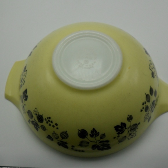 Accessories | Pyrex Gooseberry Cinderella Yellow Black 444 4qt | Poshmark